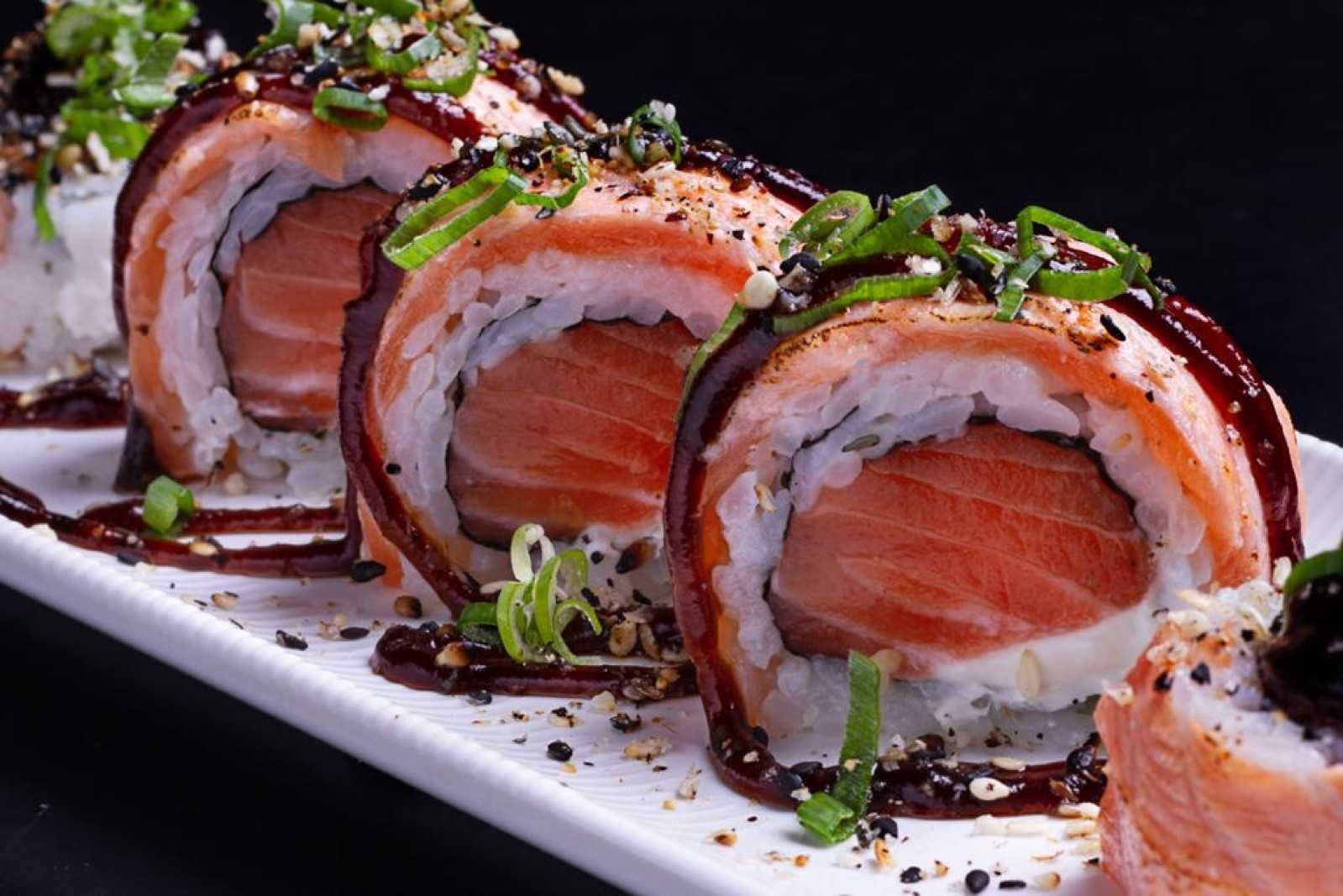 Uramaki Garden - salmão selado envolto do arroz, cebolinha e tare ...